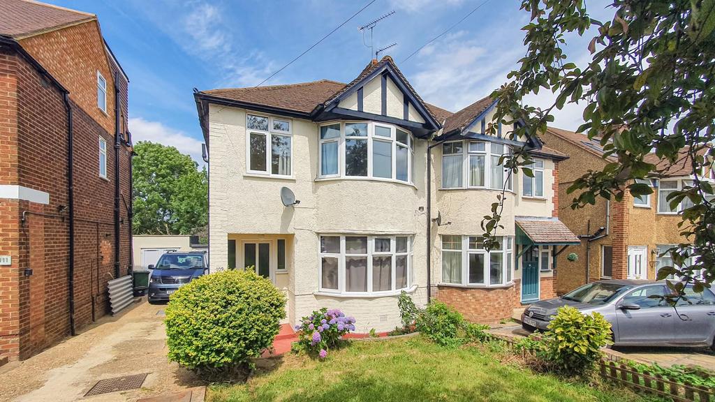 Auckland Road, Potters Bar 3 bed semi-detached house - £2,000 pcm (£462 pw)