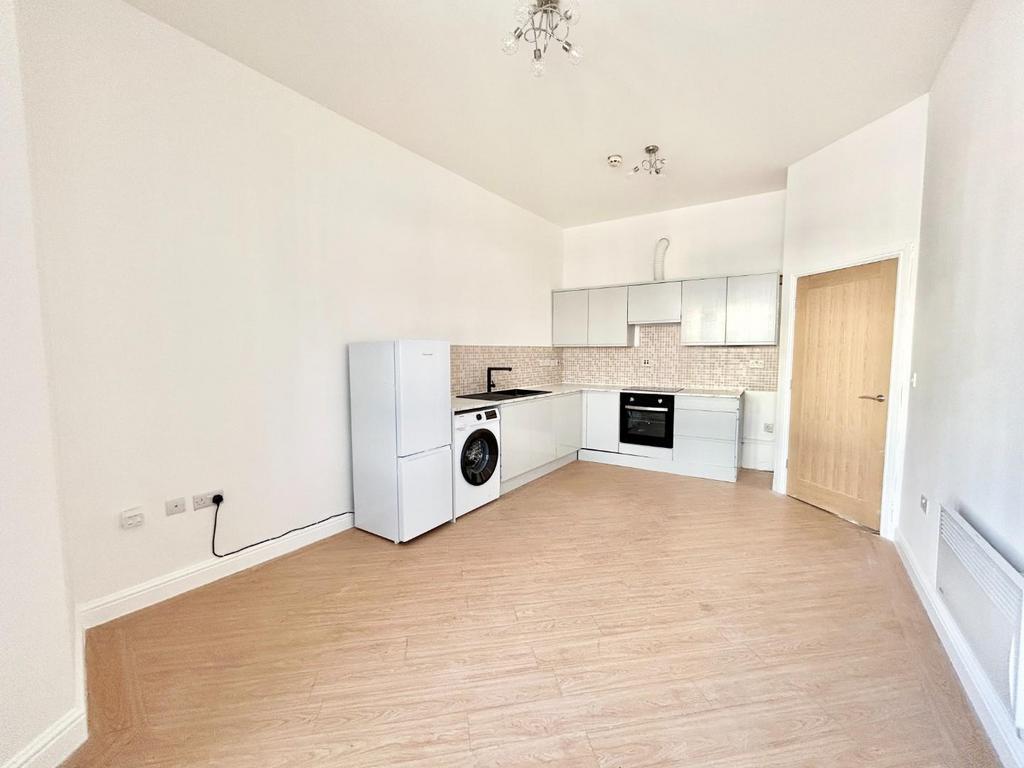 2 Bed Second Floor Flat, Promenade... 2 bed flat to rent - £625 pcm (£ ...