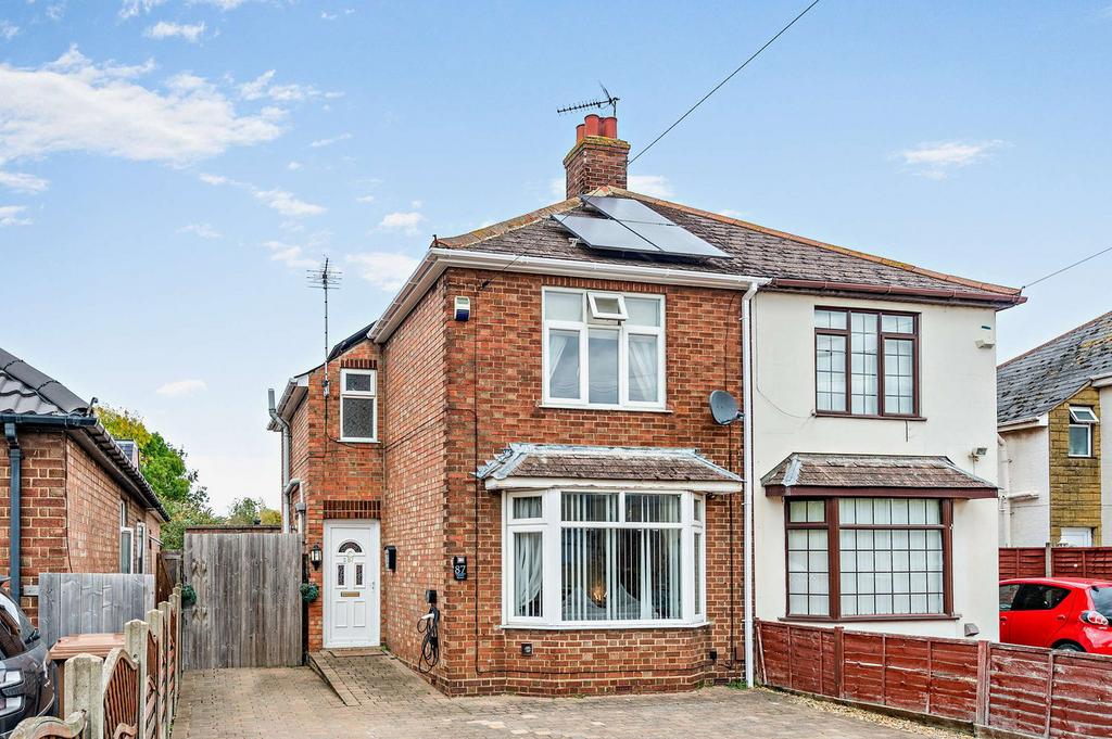 Oxney Road, Peterborough, PE1 3 bed semi-detached house - £232,000