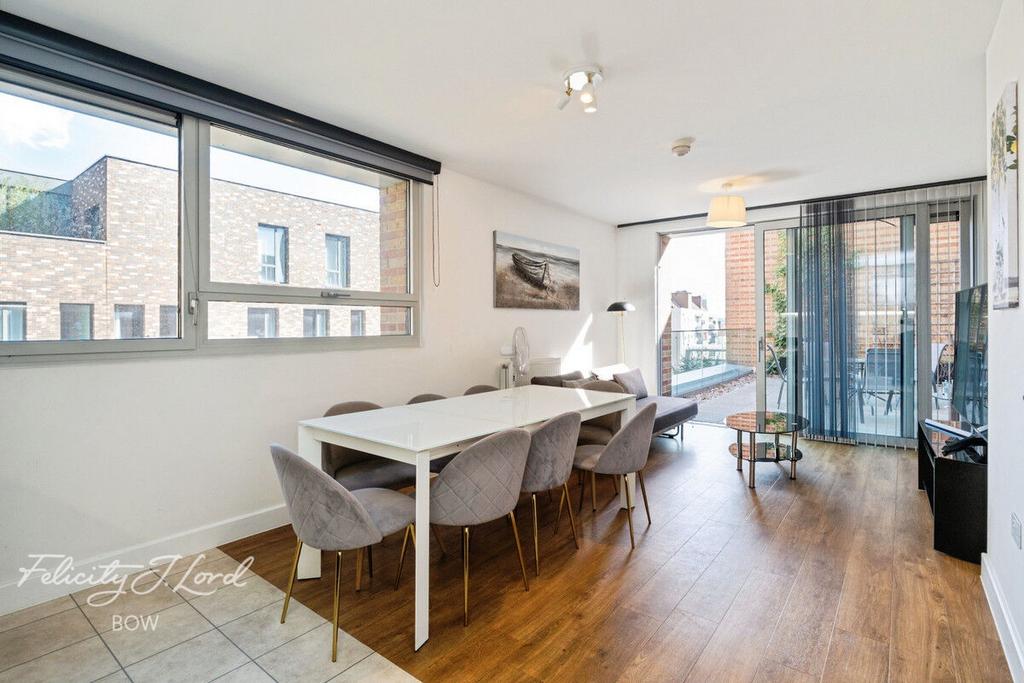 Nelson Walk, LONDON 3 bed apartment - £2,750 pcm (£635 pw)