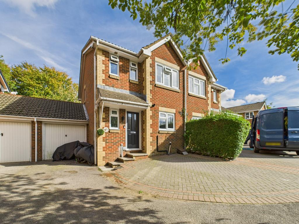 Cyprus Road, Hatch Warren... 3 bed semi-detached house for sale - £375,000