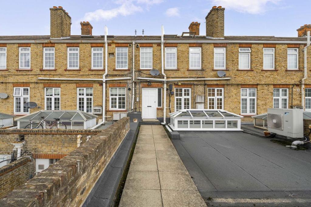 Colston Road, London SW14 1 bed flat - £1,450 pcm (£335 pw)
