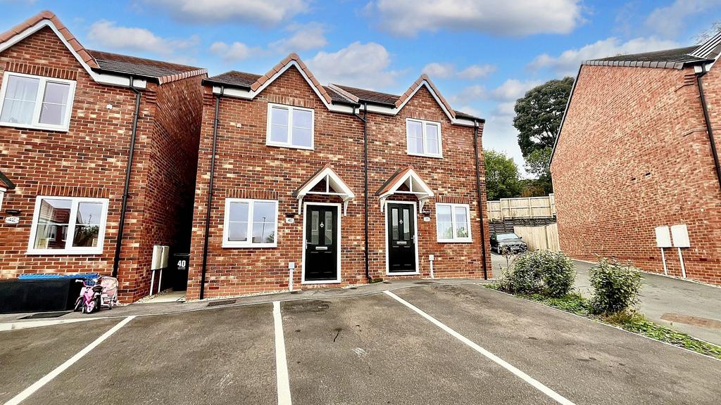 Sandy Grove, Mansfield, NG18 2 bed semi-detached house - £900 pcm (£208 pw)
