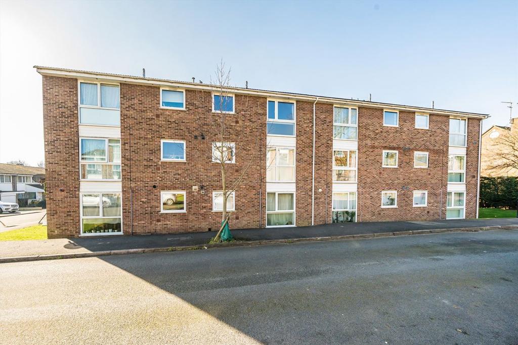 Oakley Close, Isleworth TW7 2 bed flat - £1,750 pcm (£404 pw)