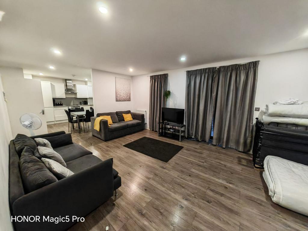 Butchers Road, London, E16 3 bed flat - £3,400 pcm (£785 pw)