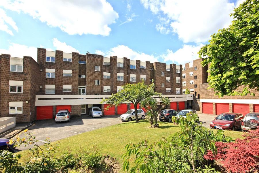 Fairview Avenue, Woking GU22 2 bed apartment - £1,500 pcm (£346 pw)