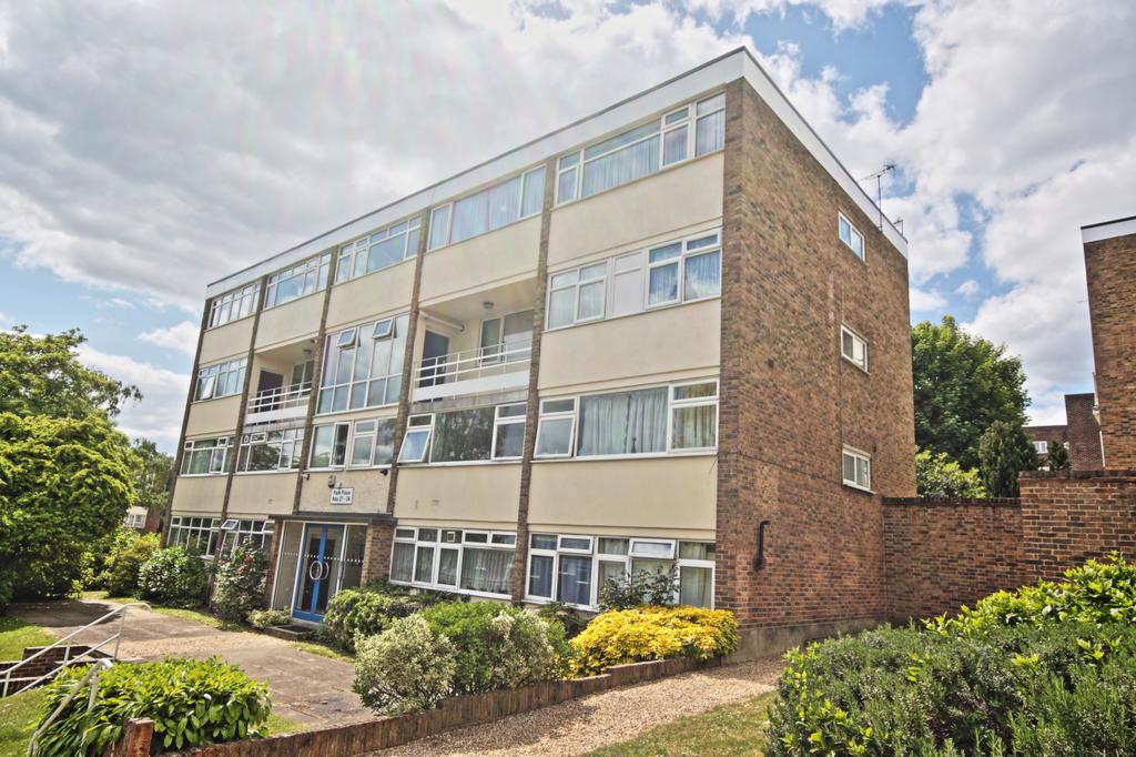 Woking GU22 2 bed flat to rent - £1,350 pcm (£312 pw)