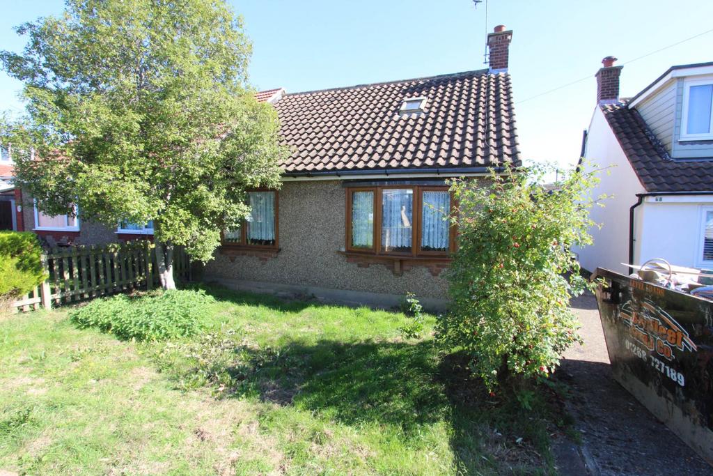 Alderleys, Thundersley 3 bed semi-detached house for sale - £310,000