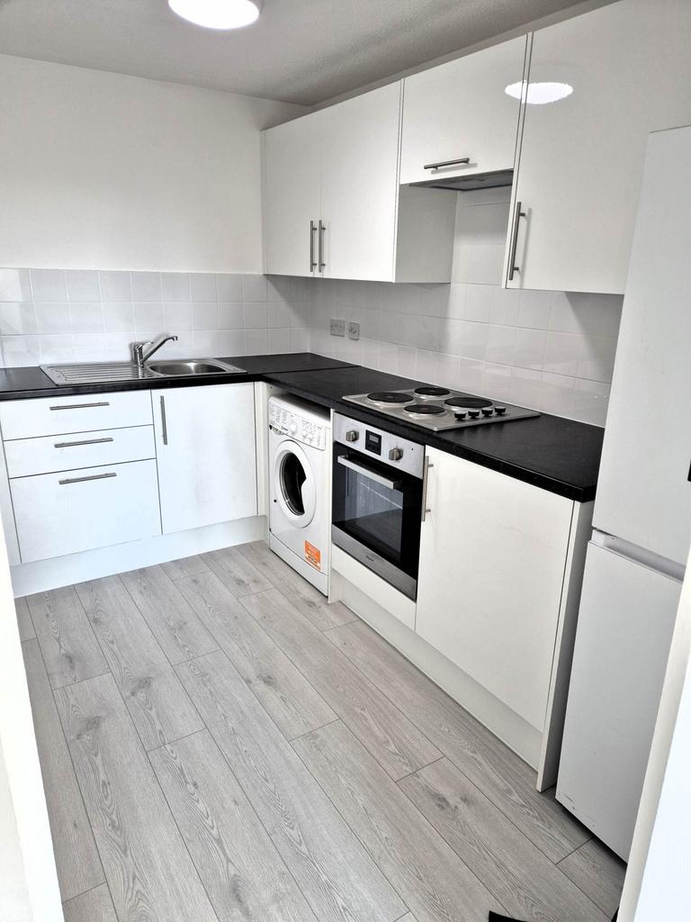 Castille Court, Eleanor Way 1 bed flat - £1,200 pcm (£277 pw)