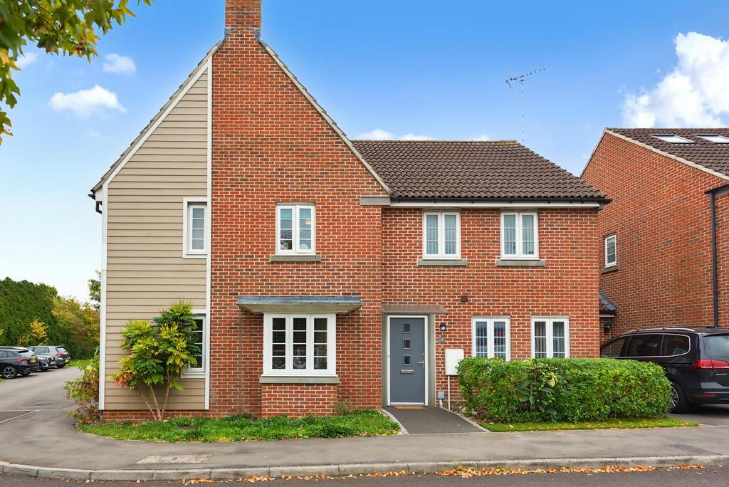 Kew Close, Basingstoke RG24 3 bed semi-detached house - £399,950