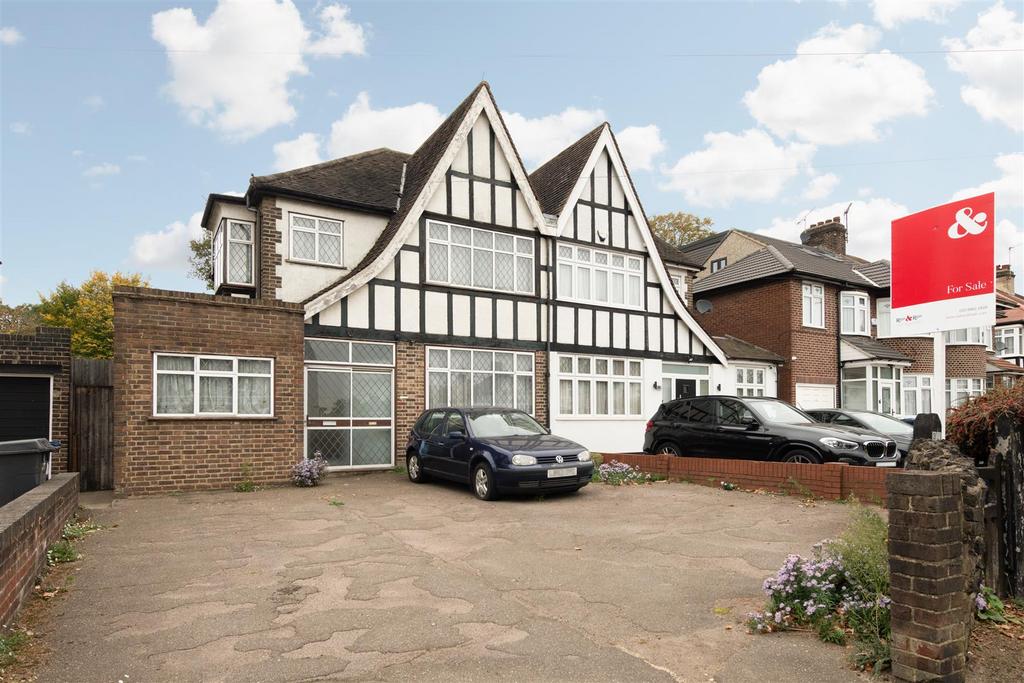 Chase Way, London N14 4 bed semi-detached house - £800,000