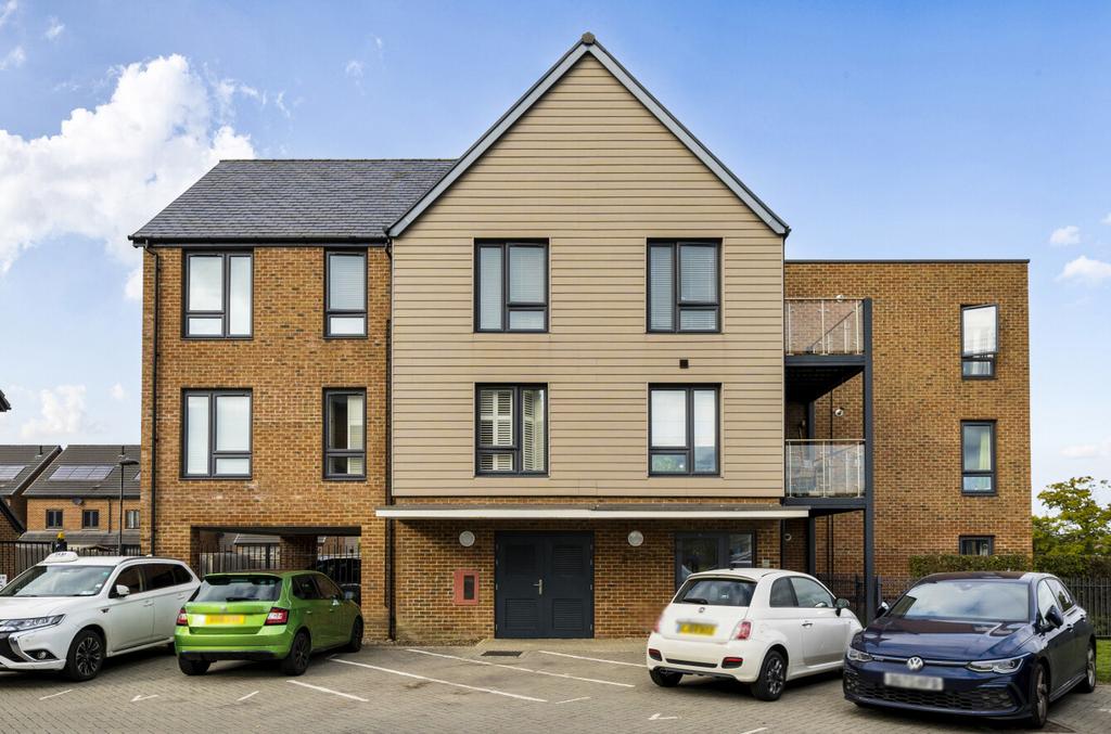 Reed Street, Surrey GU22 3 bed flat - £380,000