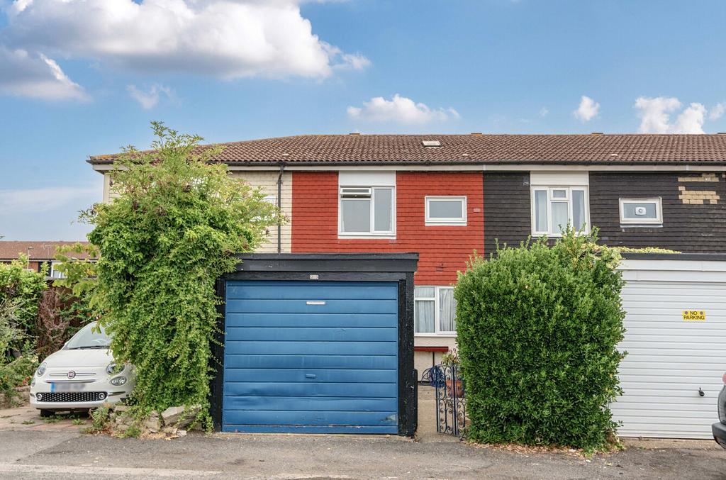 Crocus Field, Barnet, EN5 3 bed terraced house for sale - £385,000