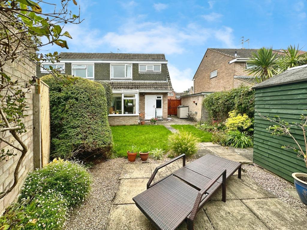Oaken Grove, York YO32 3 bed semi-detached house - £1,400 pcm (£323 pw)