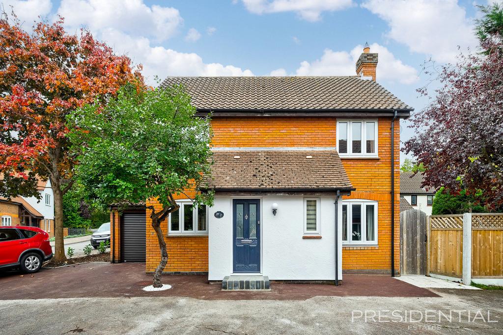 Laindon SS15 3 bed detached house - £600,000