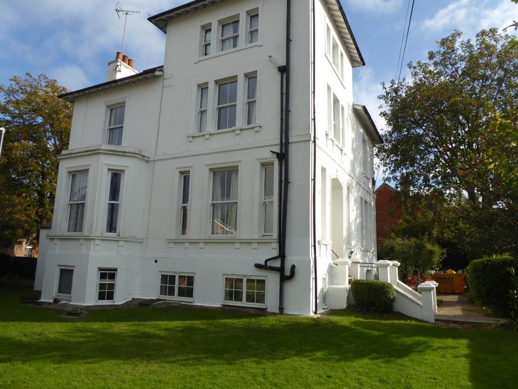 Eastern Avenue, Reading, Berkshire 2 bed apartment - £1,250 pcm (£288 pw)