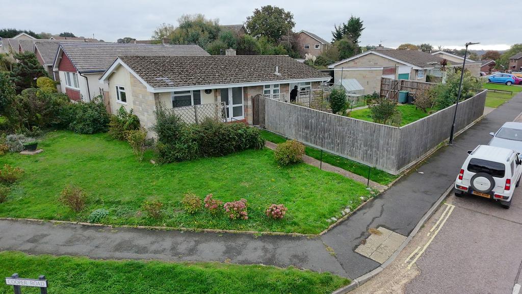 Cooper Road, Newport PO30 2 bed detached bungalow - £1,200 pcm (£277 pw)