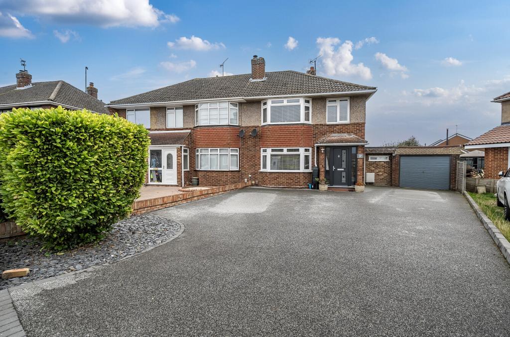 Frilford Drive, Stratton St Margaret... 3 bed semi-detached house - £ ...