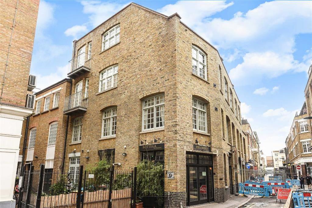 Chapel Place, London EC2A 2 bed flat - £3,900 pcm (£900 pw)