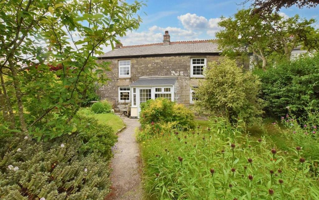 Laburnum House, Redruth, TR16 2 bed semi-detached house - £235,000