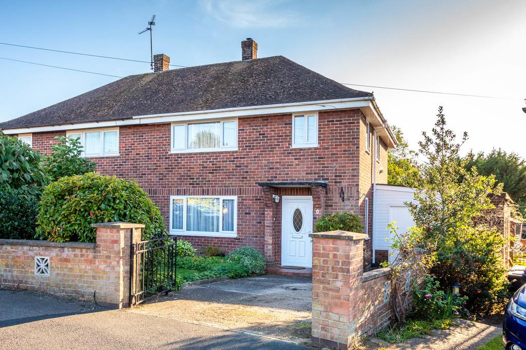 Oval Crescent, Rushden NN10 3 bed semi-detached house - £245,000