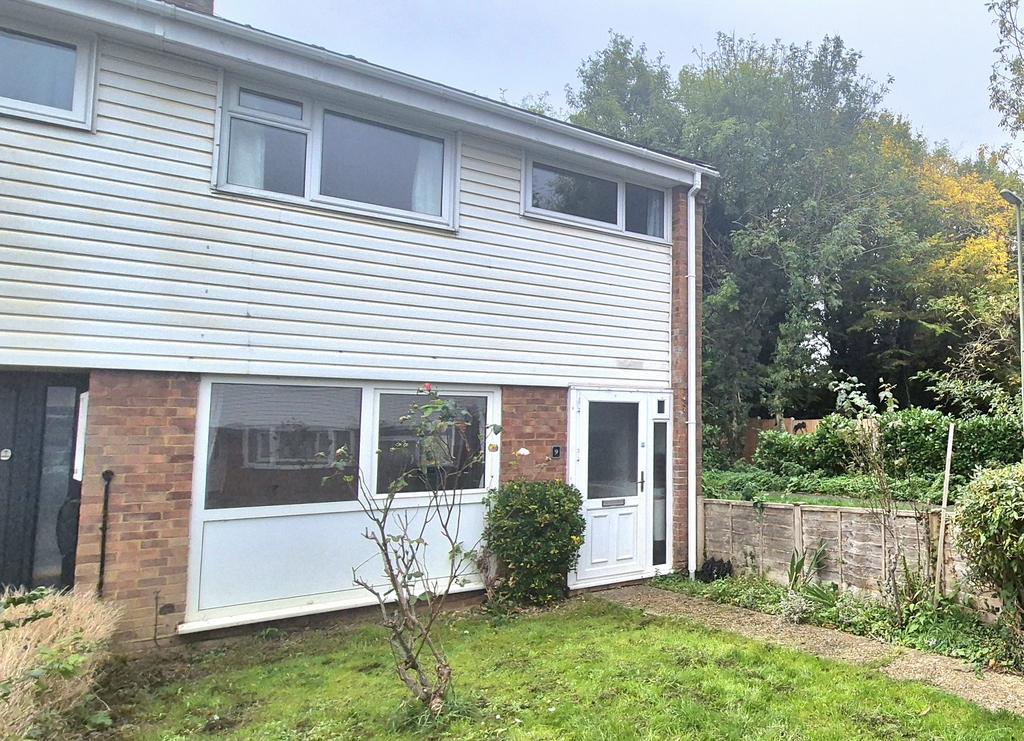 Blackwater Close, Basingstoke RG21 3 bed semi-detached house - £1,550 ...