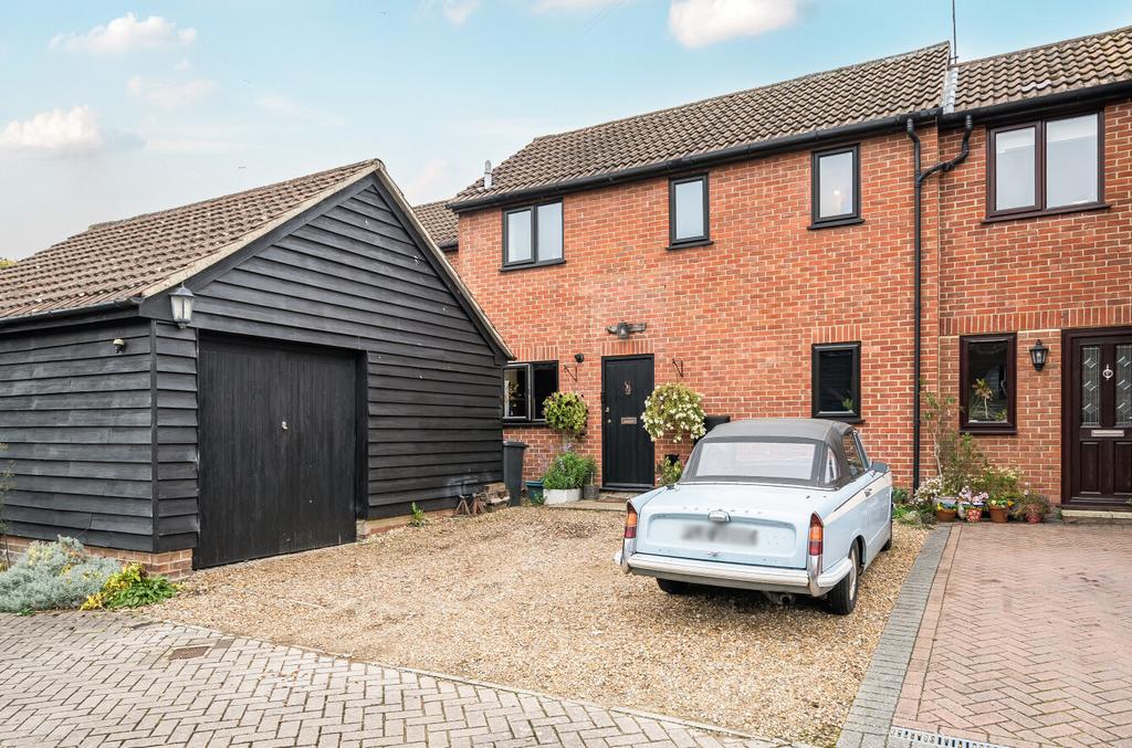 Broadhurst Grove, Lychpit, Basingstoke 2 bed terraced house - £325,000