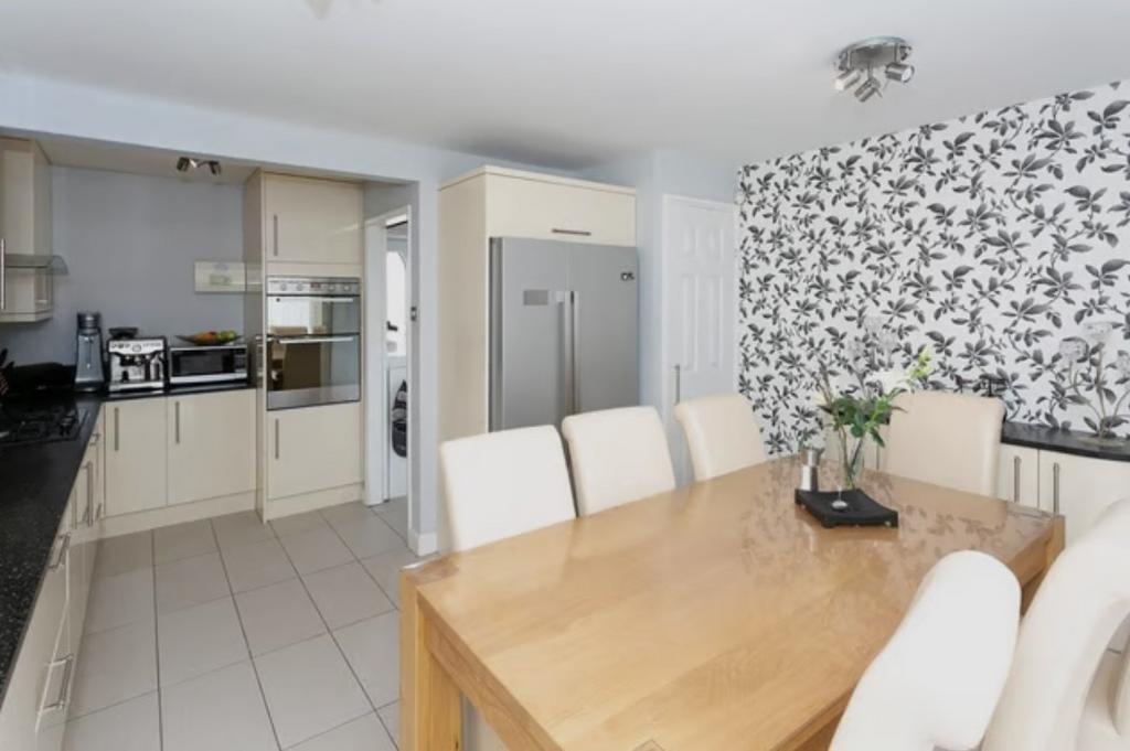 Robin Place, Boundary Way... 3 bed terraced house - £2,000 pcm (£462 pw)