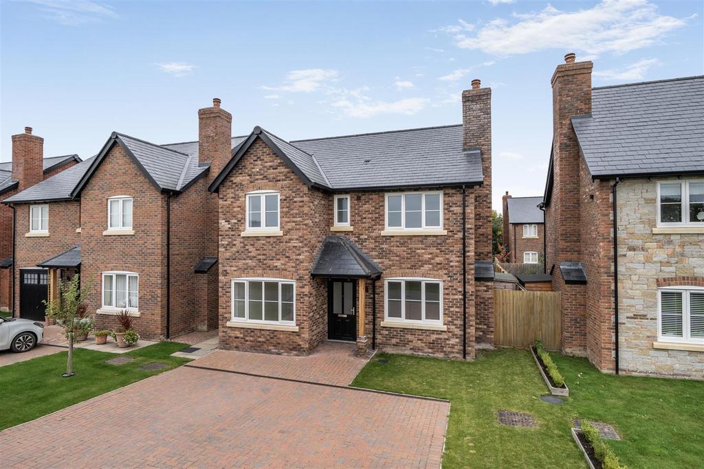 Maes Sarn Wen, Four Crosses, Llanymynech 3 bed detached house - £345,000