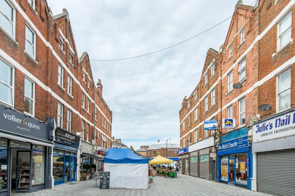 Hildreth Street, London, SW12 1 bed apartment - £1,550 pcm (£358 pw)