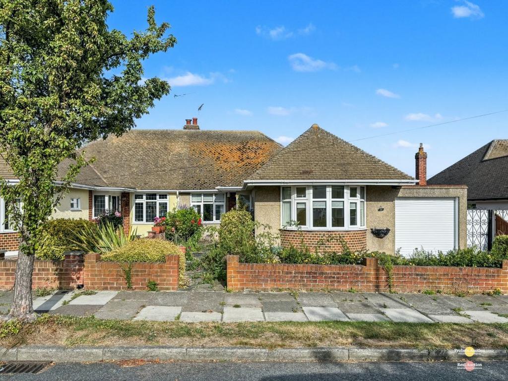 Chelsworth Crescent, Southend-on-Sea SS1 2 bed apartment - £340,000