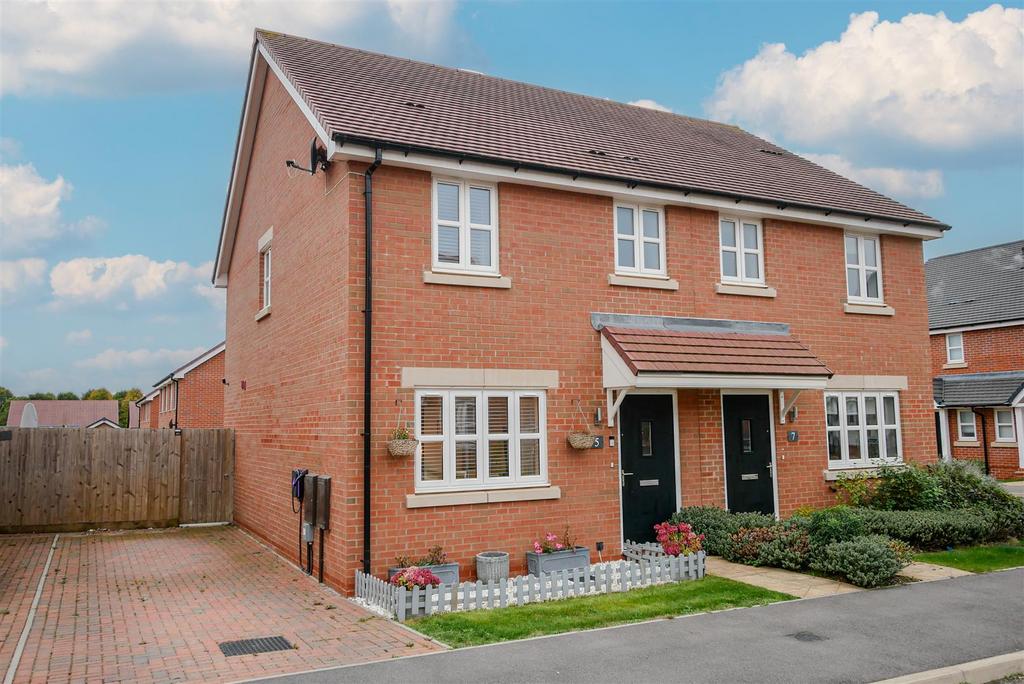 Atkins Road, Chalgrove OX44 2 bed semi-detached house - £350,000