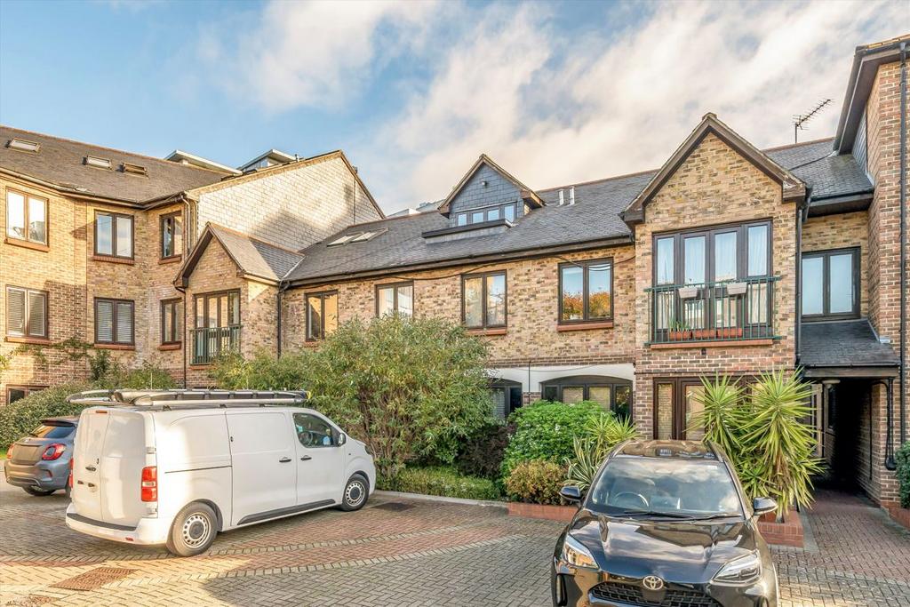 Plough Way, London SE16 2 bed flat for sale - £500,000