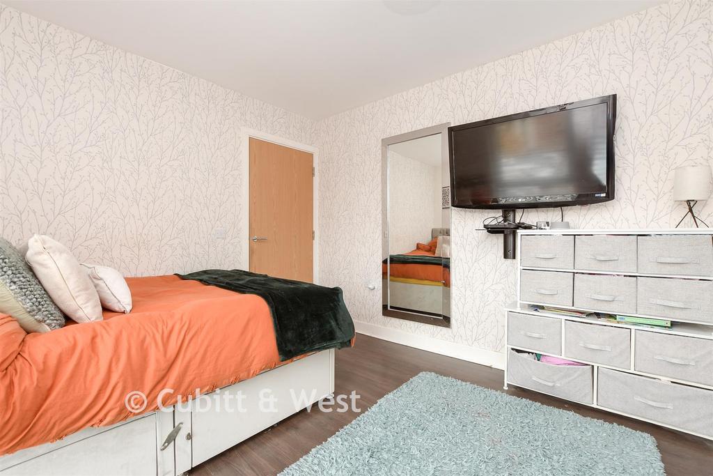 Thornton Side, Redhill, Surrey 1 bed apartment for sale - £225,000