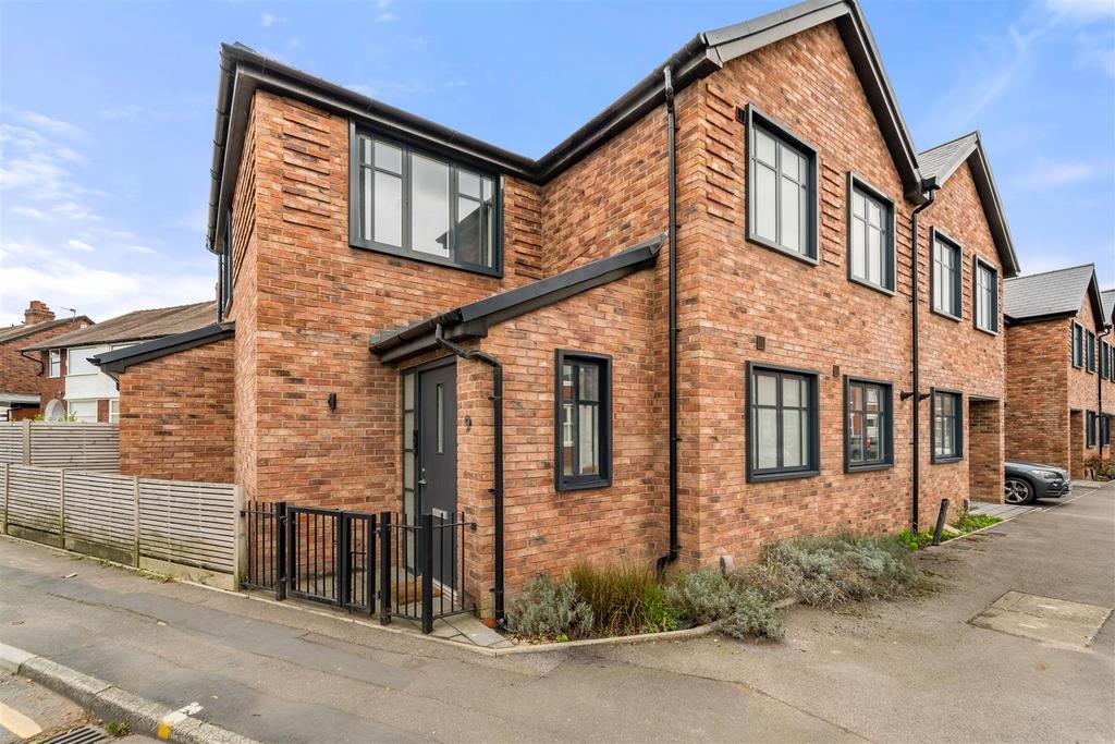 Glebelands Road, Sale 3 bed end of terrace house - £1,700 pcm (£392 pw)