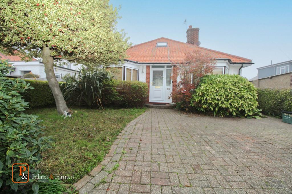 Church Road, Clacton-on-Sea, Essex, CO15 4 bed bungalow - £1,500 pcm (£ ...