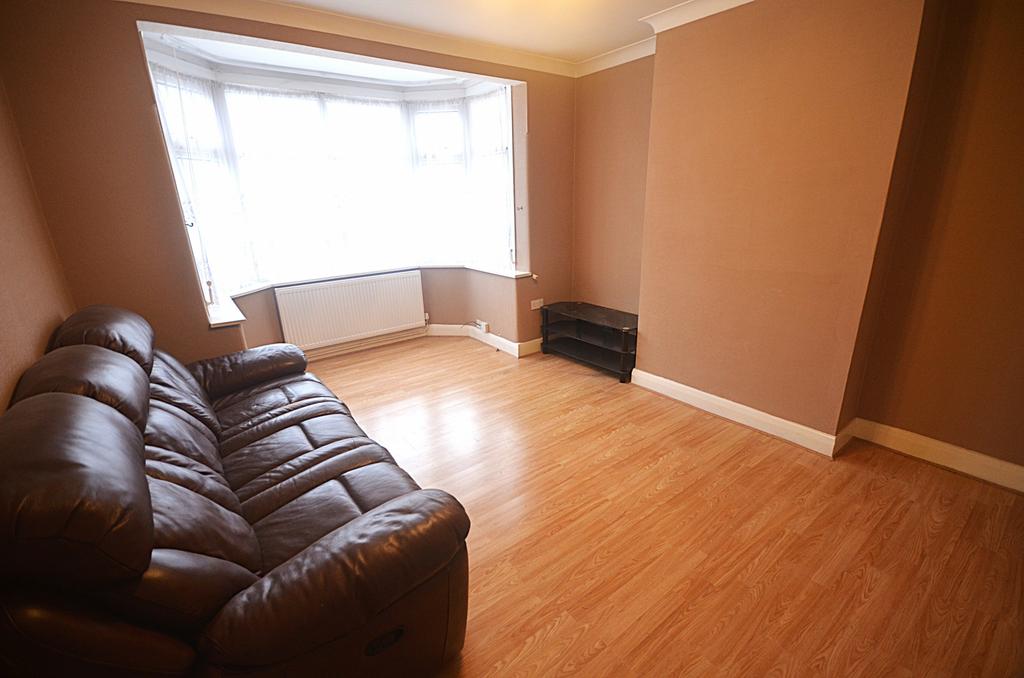 Kenwood Gardens, IG2 6YG 3 bed end of terrace house - £2,500 pcm (£577 pw)
