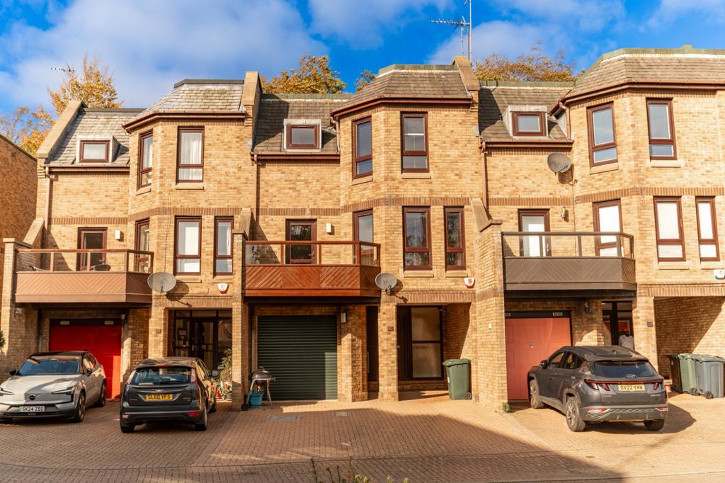 Beechmount Park, Edinburgh... 4 bed house - £2,850 pcm (£658 pw)