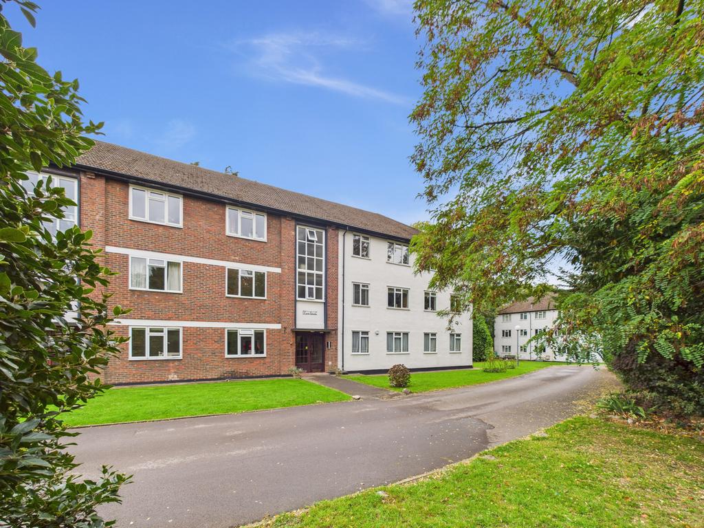Clive Court, Beckenham, Kent, BR3 2 bed flat - £1,650 pcm (£381 pw)
