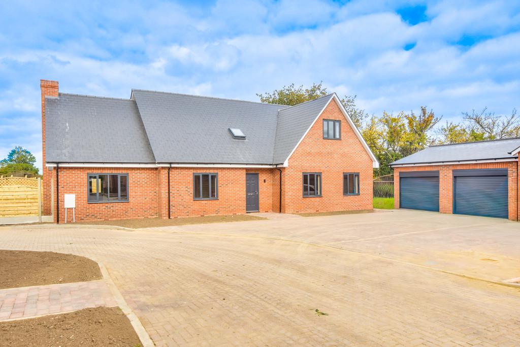 Sabre Close, Stebbing Green 4 bed detached house to rent - £4,000 pcm ...