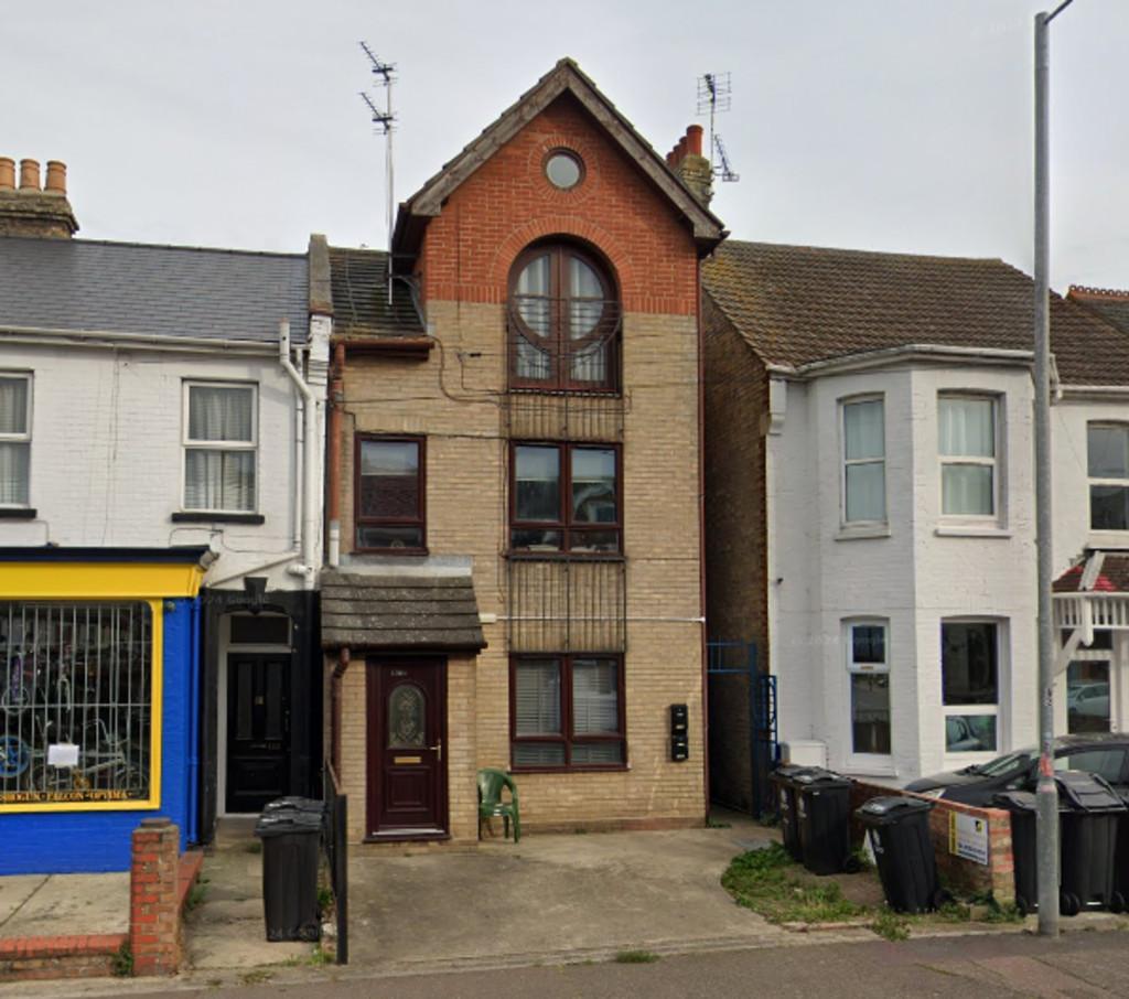 Wellesley Road, Clacton-on-Sea CO15 2 bed ground floor maisonette - £ ...
