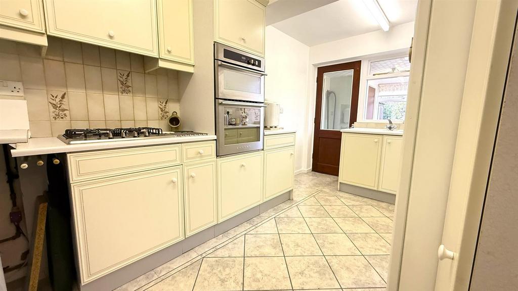 Lazy Hill, Birmingham B38 3 bed semi-detached house for sale - £250,000