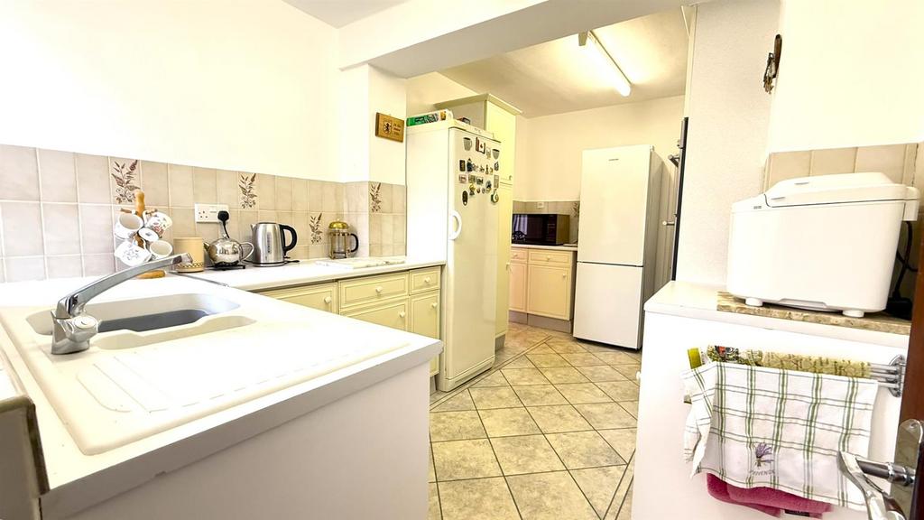Lazy Hill, Birmingham B38 3 bed semi-detached house for sale - £250,000