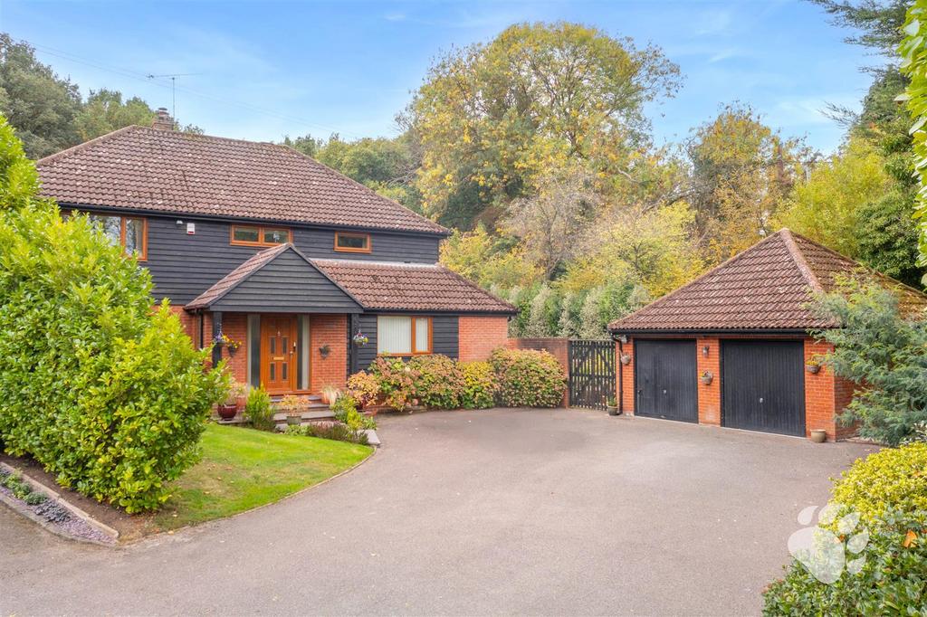 Lee Chapel Lane, Basildon SS16 3 bed detached house for sale - £1,000,000