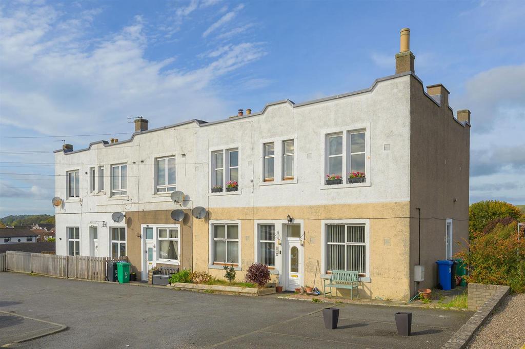56 Main Street, Cairneyhill, KY12 8QZ 2 bed flat - £115,000