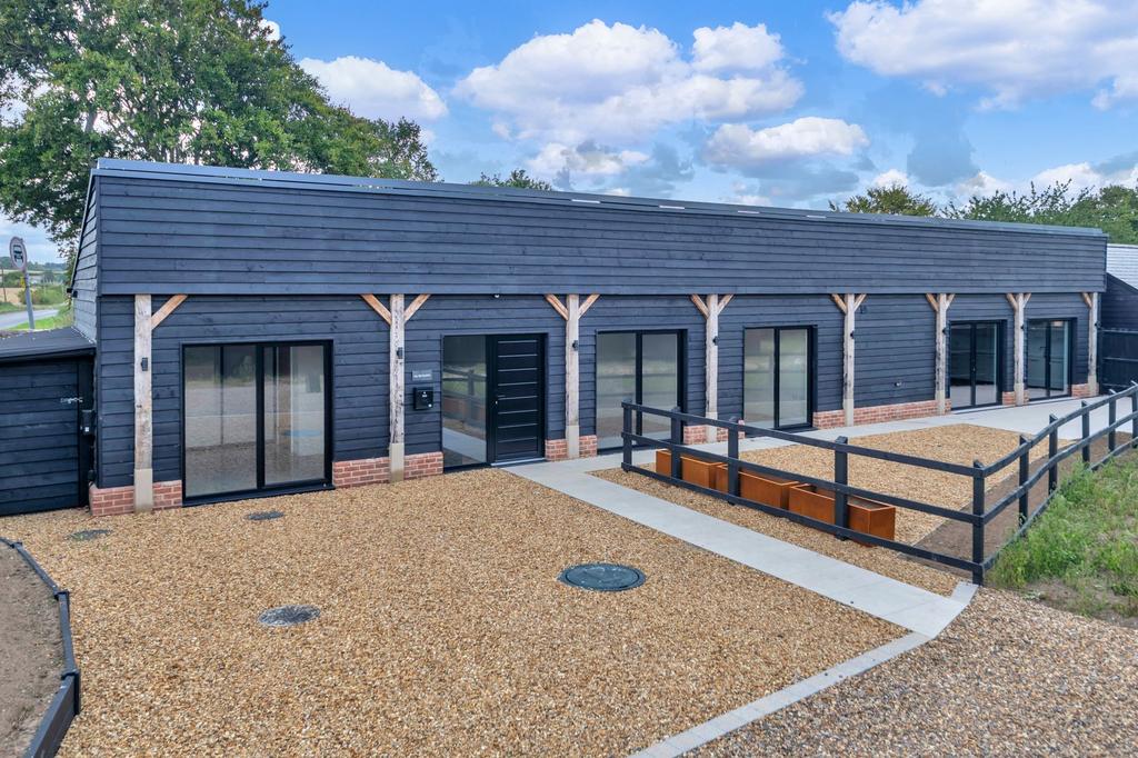 Station Road, Royston SG8 3 bed barn - £2,000 pcm (£462 pw)