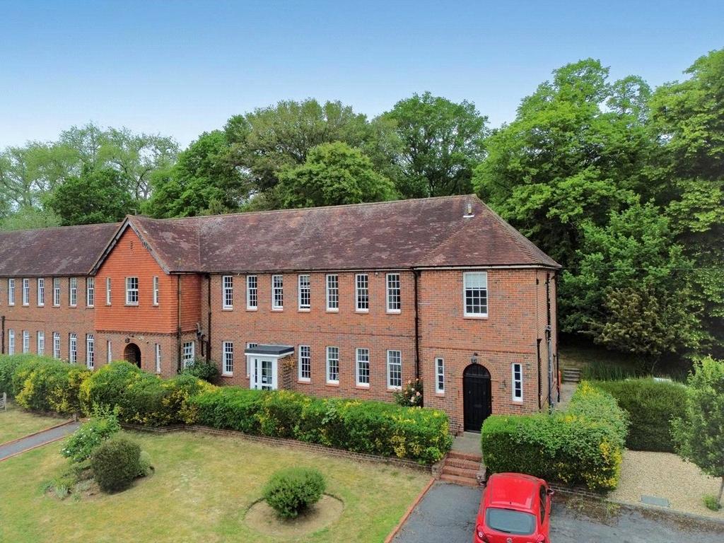 Old Lane, Dockenfield, Farnham... 2 bed apartment - £1,250 pcm (£288 pw)