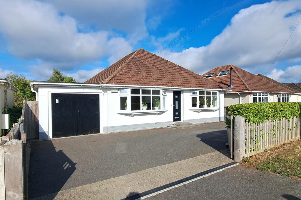 Leigh Road New Milton BH25 5JY 4 bed bungalow - £649,000