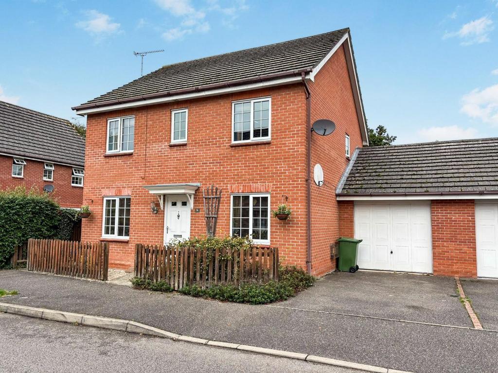Mallow Road, Thetford IP24 4 bed link detached house - £325,000