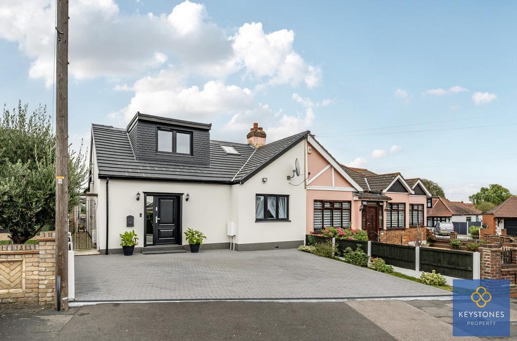 Lawns Way, Collier Row, RM5 4 bed semi-detached house - £690,000